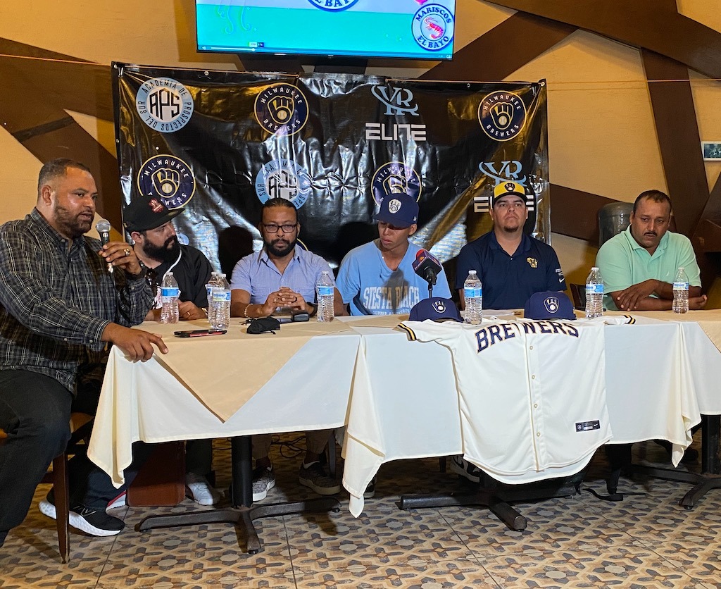 Firman los Cerveceros de Milwaukee a Erick Prado, pitcher de la ...