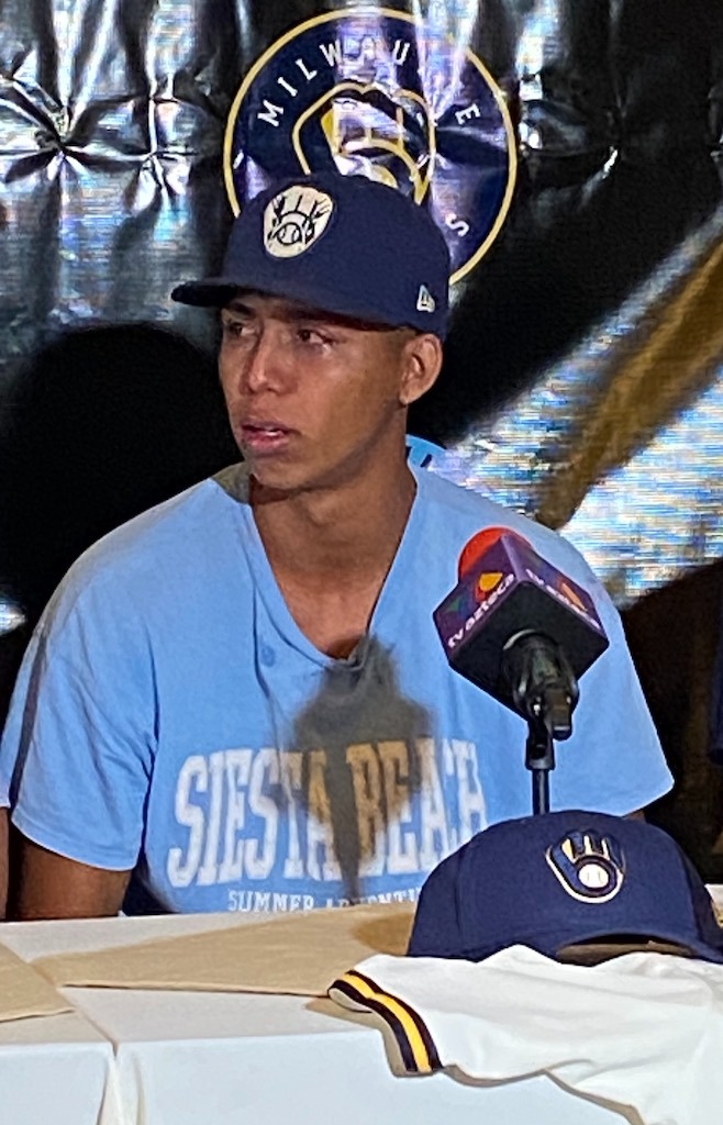 Firman los Cerveceros de Milwaukee a Erick Prado, pitcher de la ...