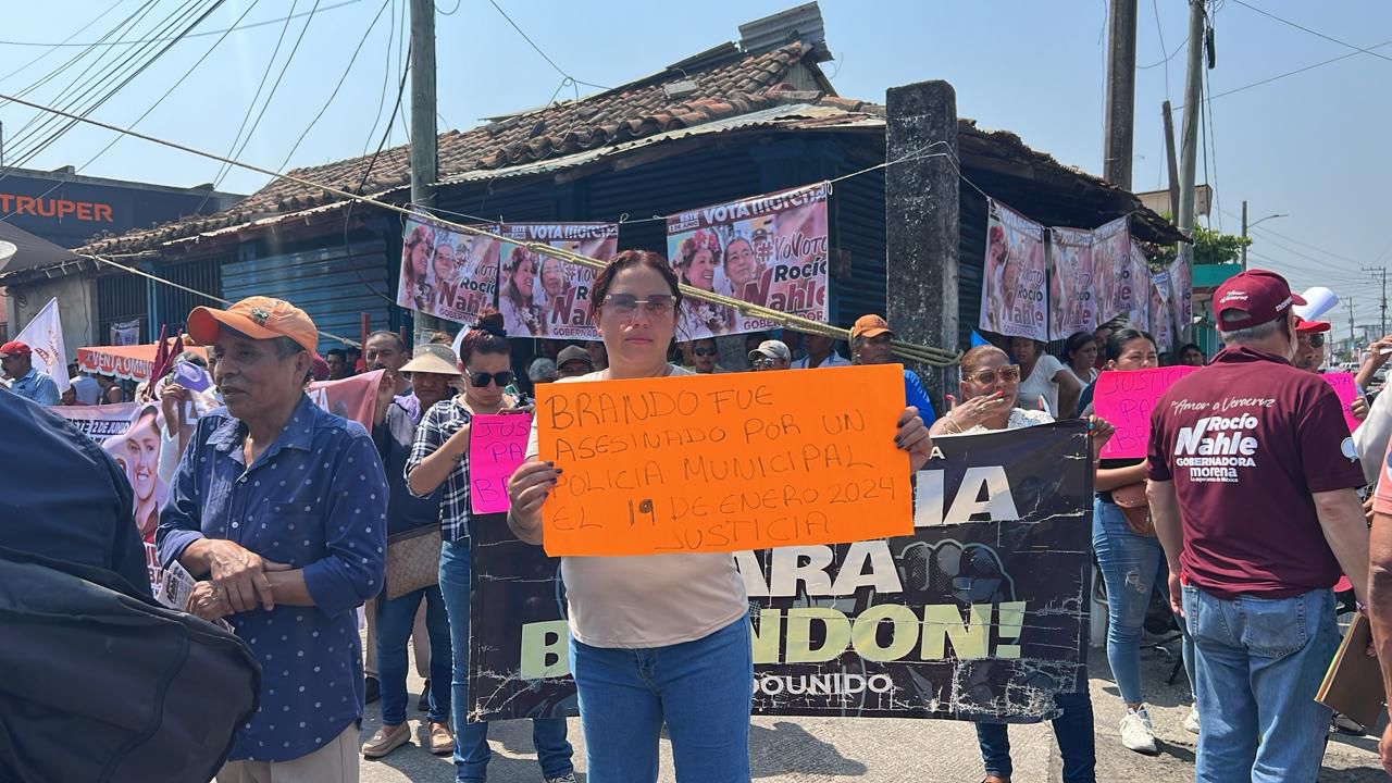 Protesta familia de Brandon Arellano En evento de Rocío Nahle en Lerdo ...