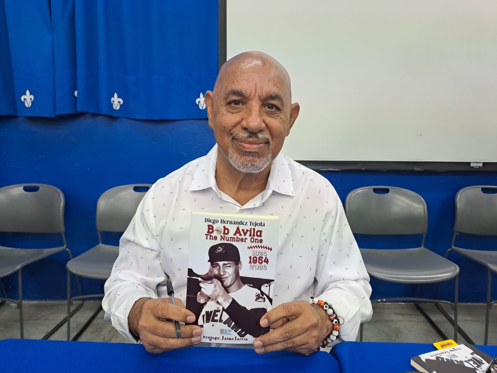 El periodista veracruzano, Diego Hernández, presenta su libro «Bob ...