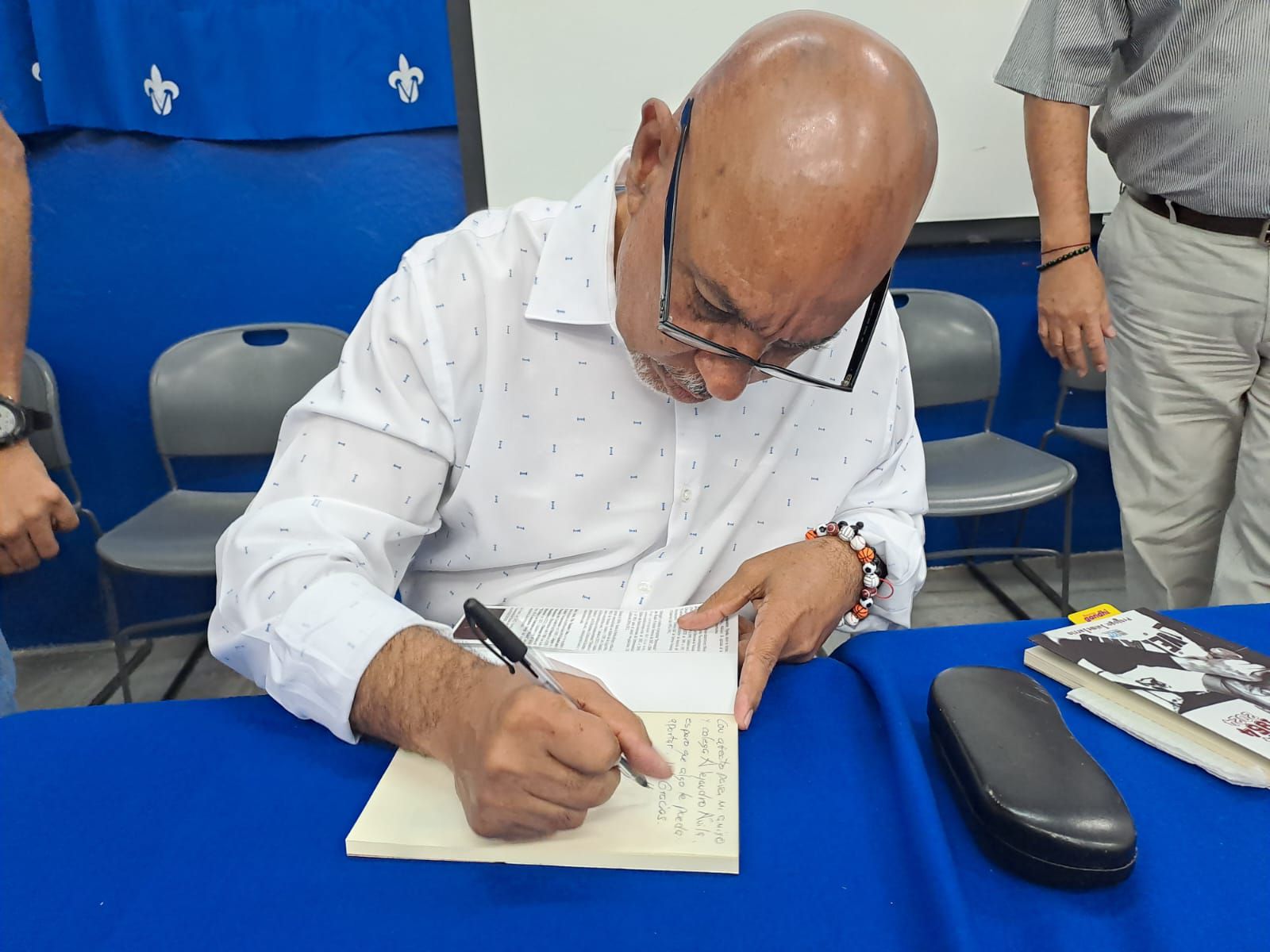 El periodista veracruzano, Diego Hernández, presenta su libro «Bob ...