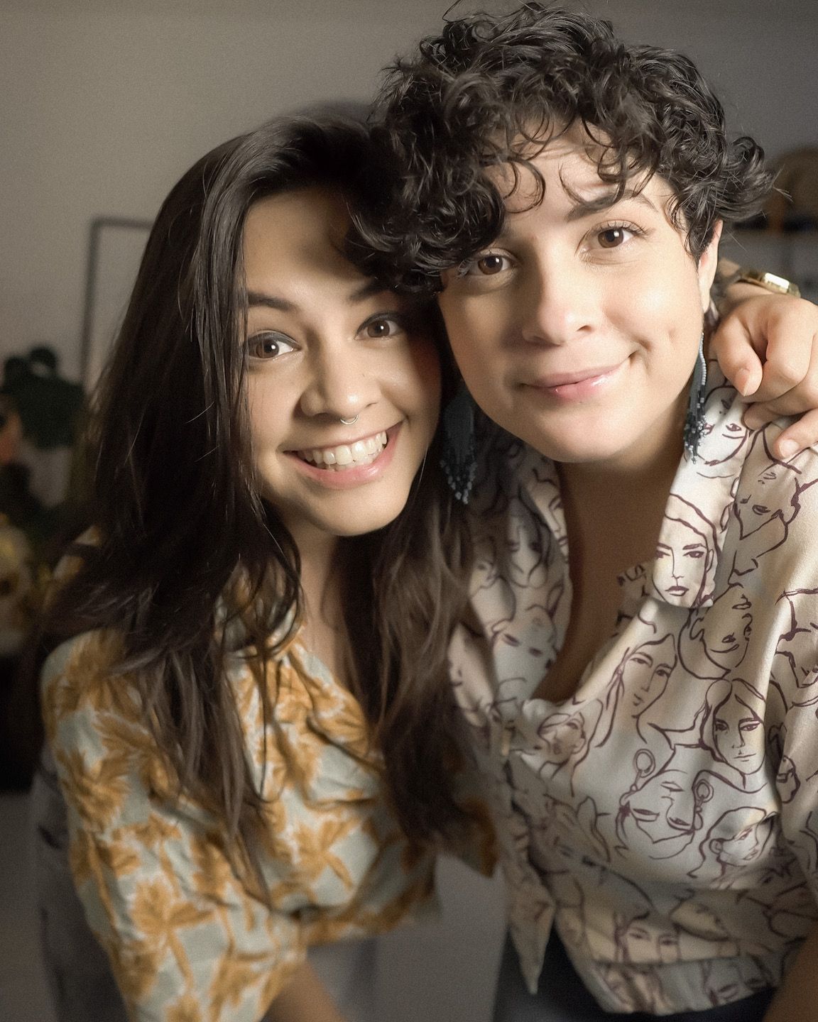 SILVIA & KARMEN, EL DUETO MEXICANO UNE SU VOZ A LA CANTANTE Y ...