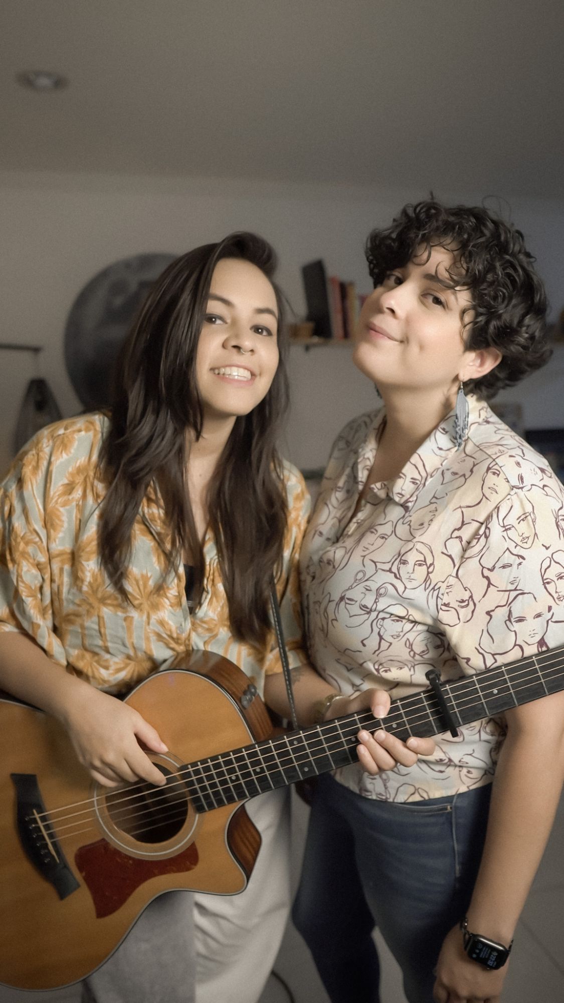 SILVIA & KARMEN, EL DUETO MEXICANO UNE SU VOZ A LA CANTANTE Y ...